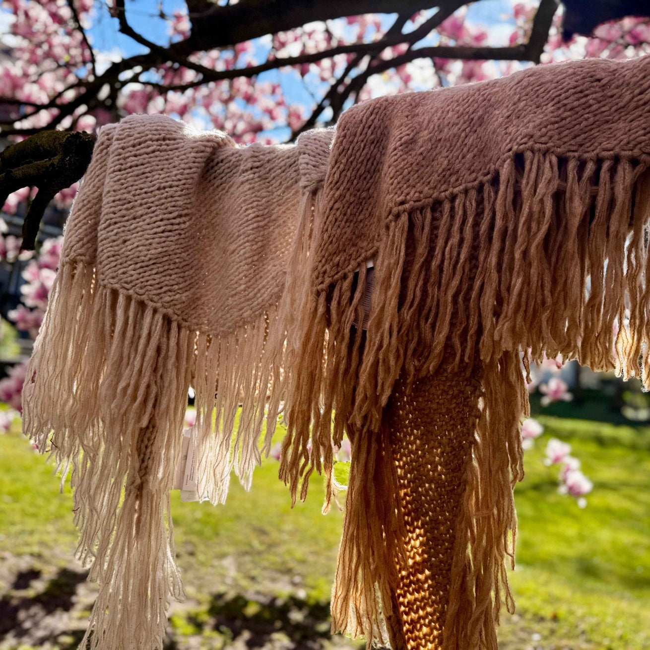 Mimi Cape Kaschmir Camel mit Fransen – DOUIE