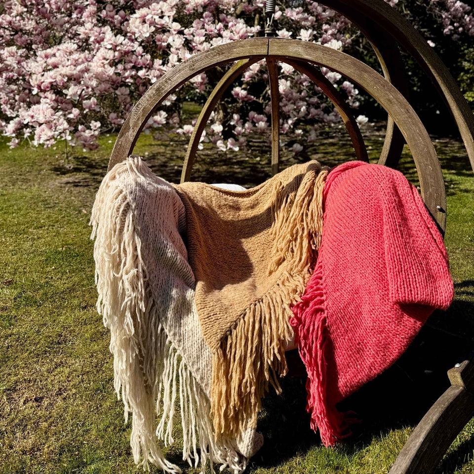 Mimi Cape Kaschmir Camel mit Fransen – DOUIE